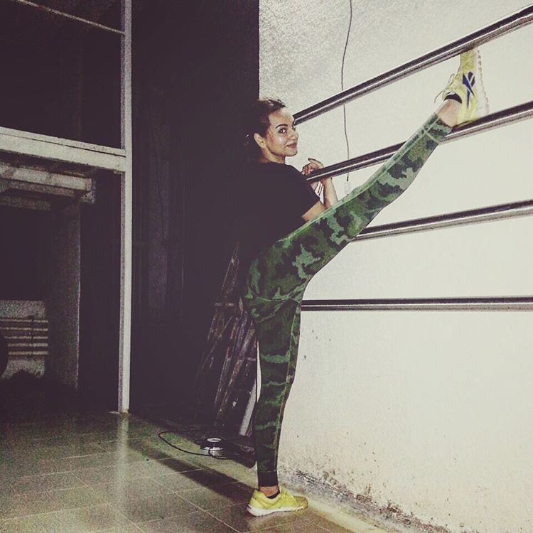 In Pic: Sonakshi Sinha's High Kick Shows Her Zeal - Mango News